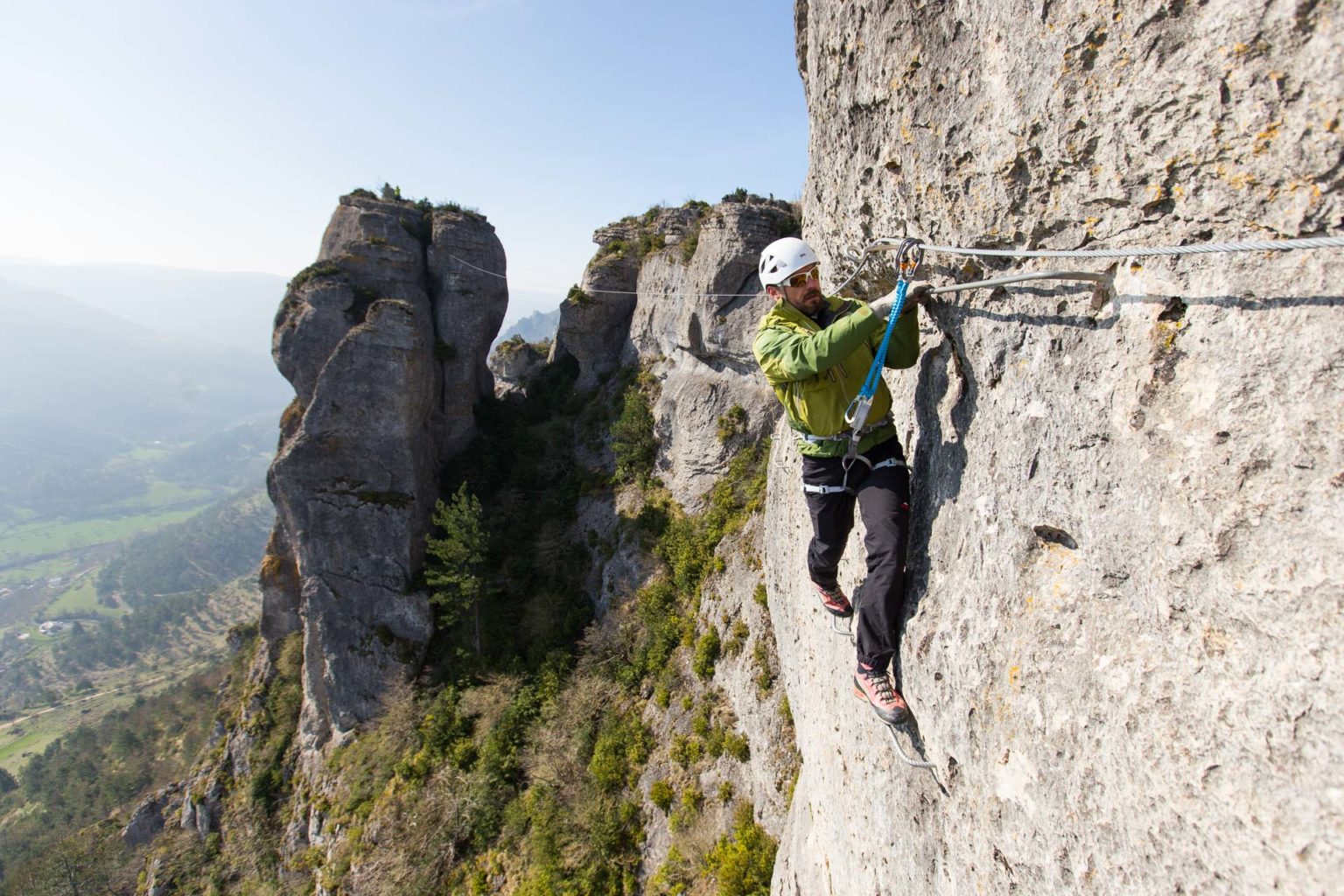 Suivez le guide | les 5 bases pour débuter en via ferrata – Alpine Mag