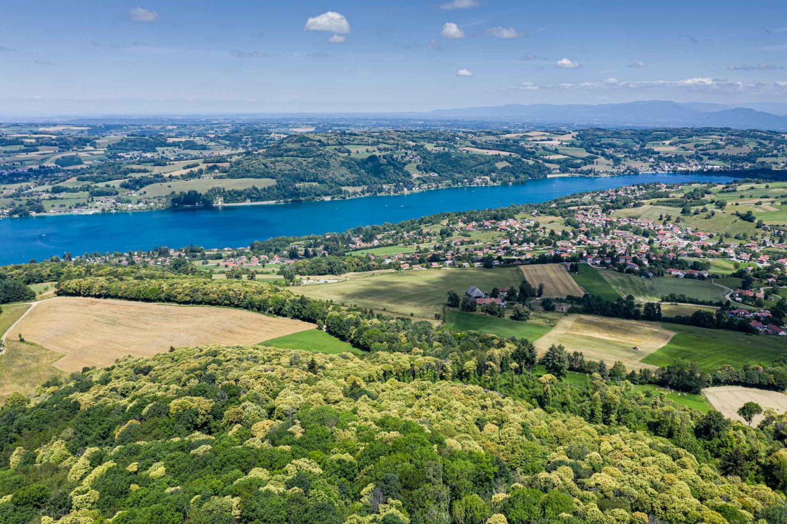 #3 Pierre de Libre Soleil et lac de Paladru – Alpine Mag