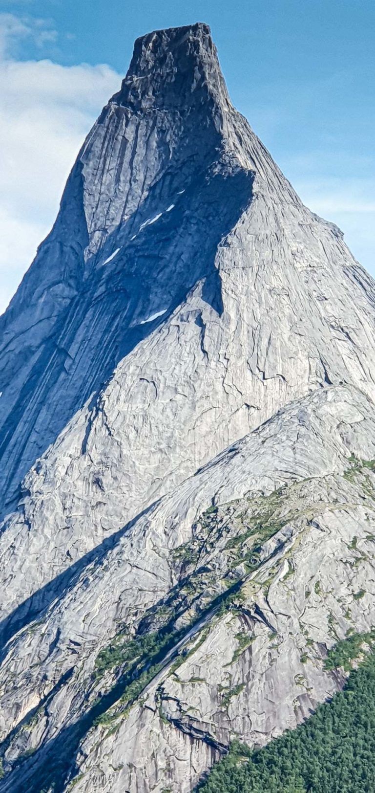 Robert Jasper ouvre une première en solo au Stetind, grande paroi de ...