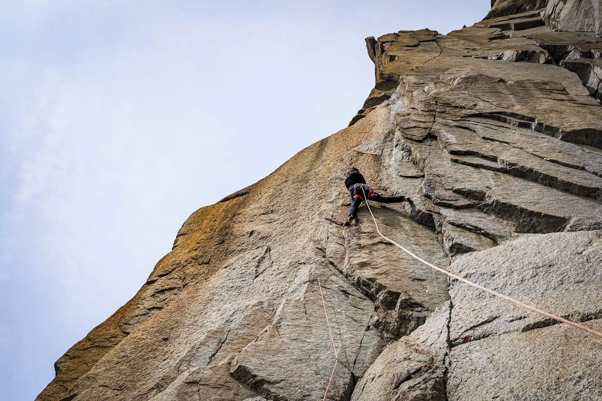La voie la plus dure du massif du Mont-Blanc pour Léo Billon et Enzo ...